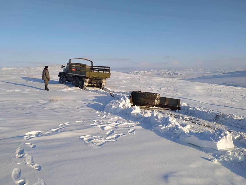 Өвөлжилт хүндэрсэн Дорноговь Төв аймгийн сумдад цэргийнхэн ажиллаж байна